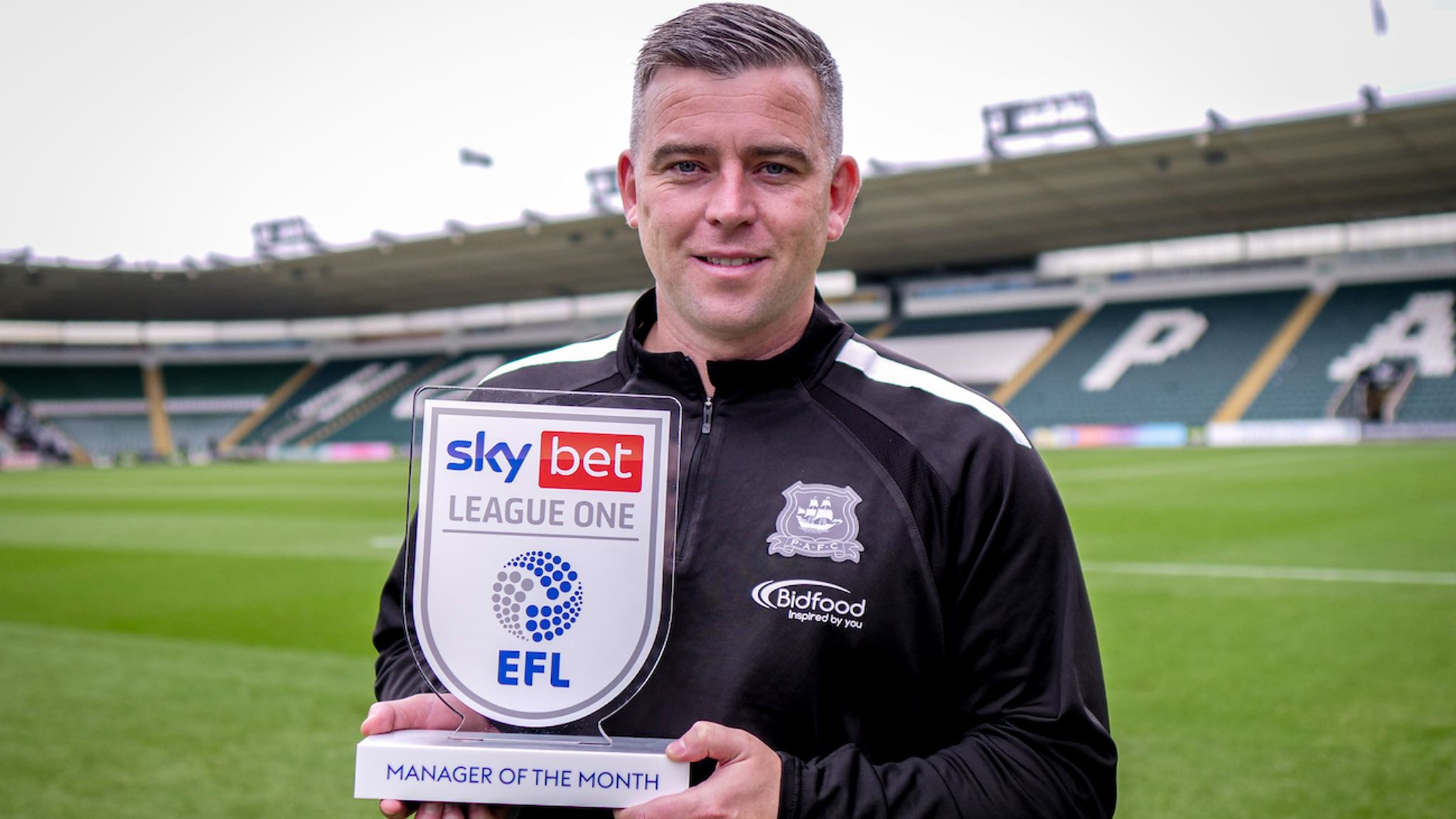 Blackpool striker Jerry Yates and Burnley manager Vincent Kompany win ...