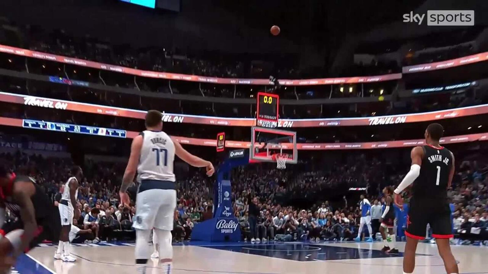 Luka Doncic hits buzzer-beater to end second quarter! | NBA News | Sky Sports