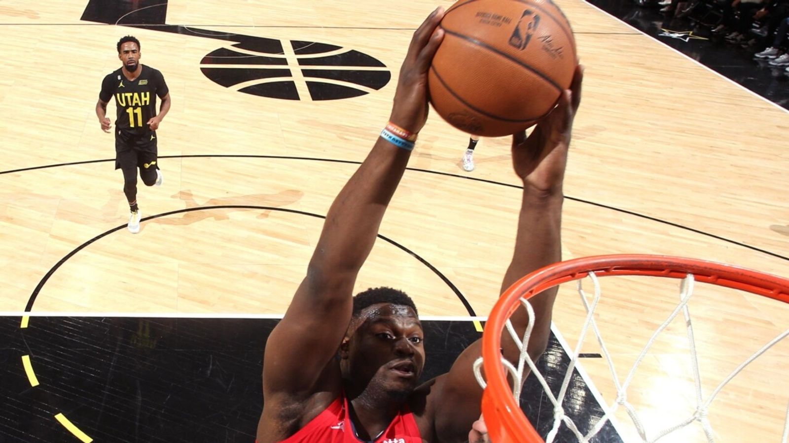 Zion Williamson hammers wild poster dunk on Walker Kessler | NBA News ...