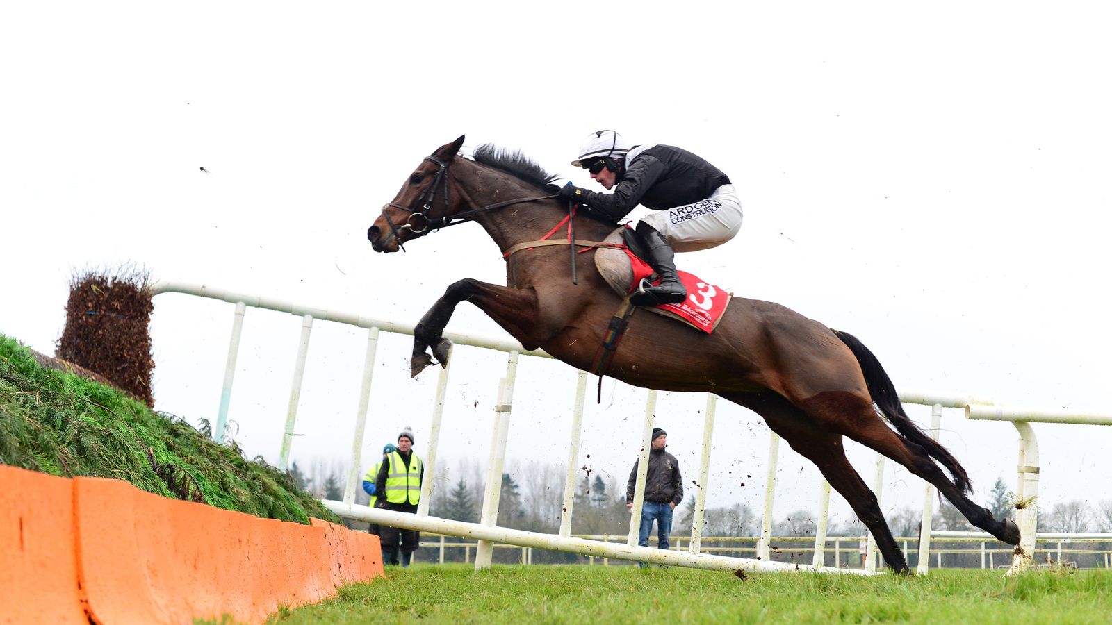 Hilly Way Chase: Energumene strolls to victory on seasonal return at ...