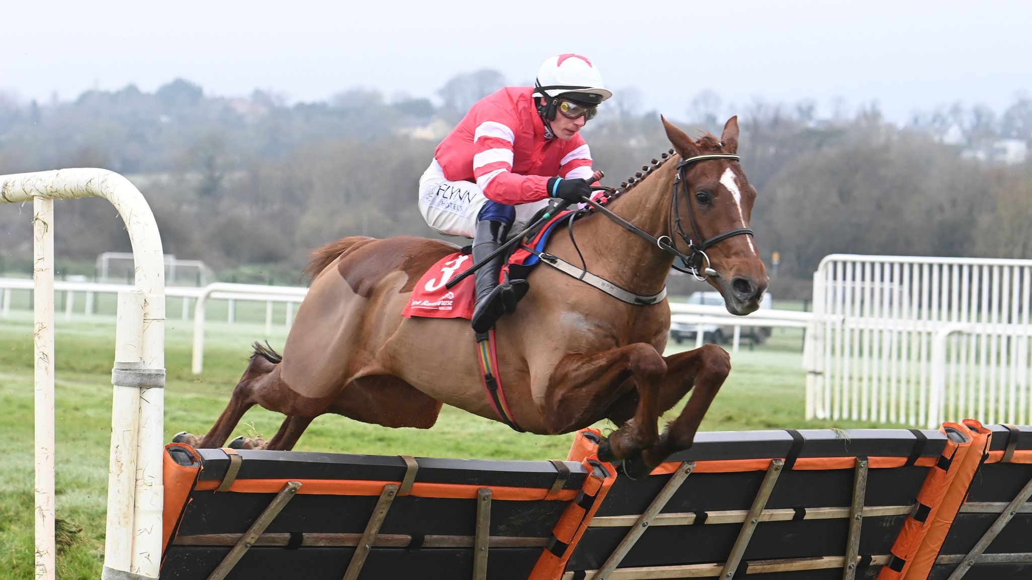Hilly Way Chase: Energumene strolls to victory on seasonal return at ...