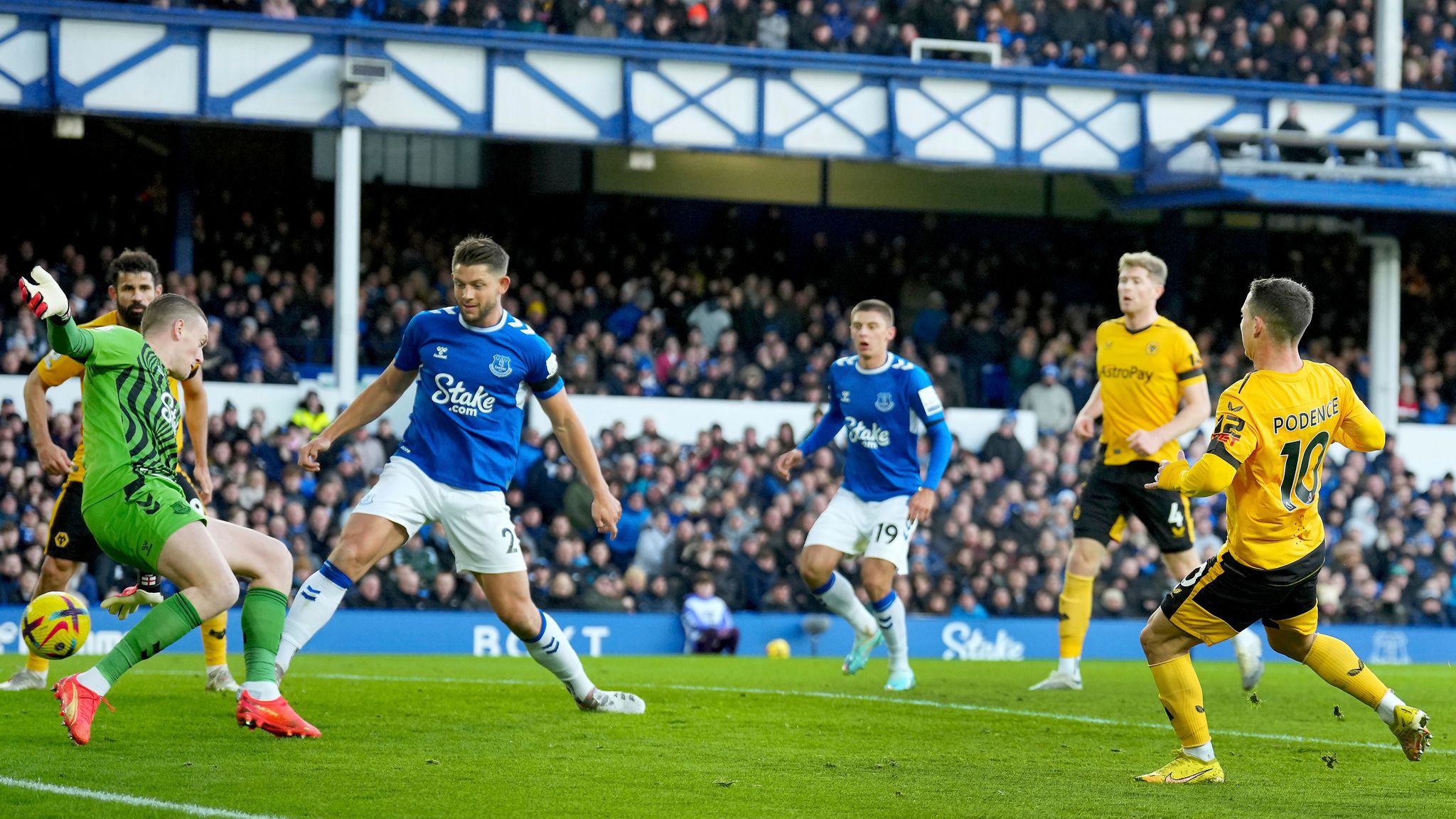 Everton 1-2 Wolves: Rayan Ait-Nouri scores 95th-minute winner as Julen ...