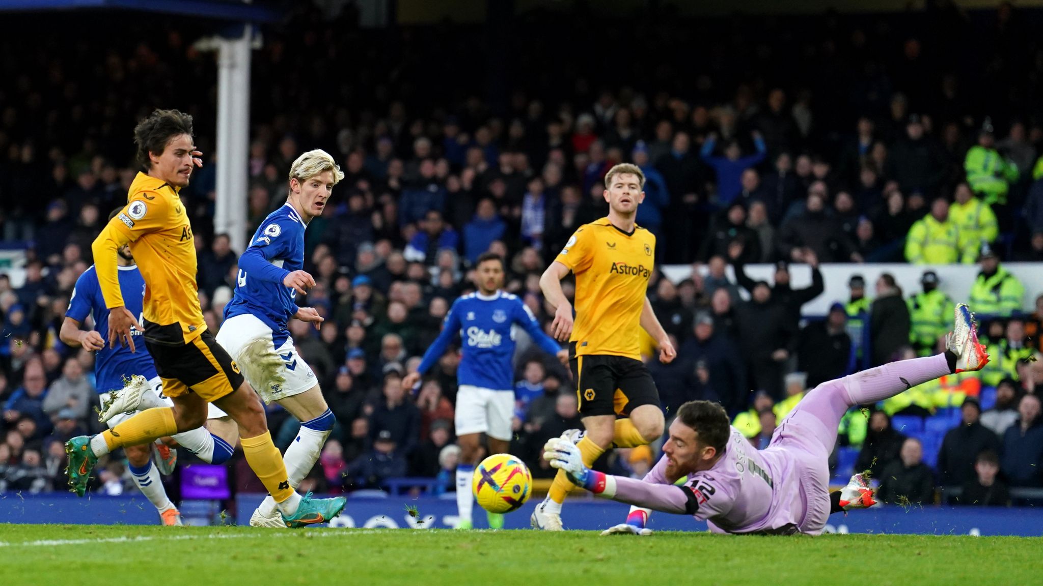 Everton 1-2 Wolves: Rayan Ait-Nouri scores 95th-minute winner as Julen ...
