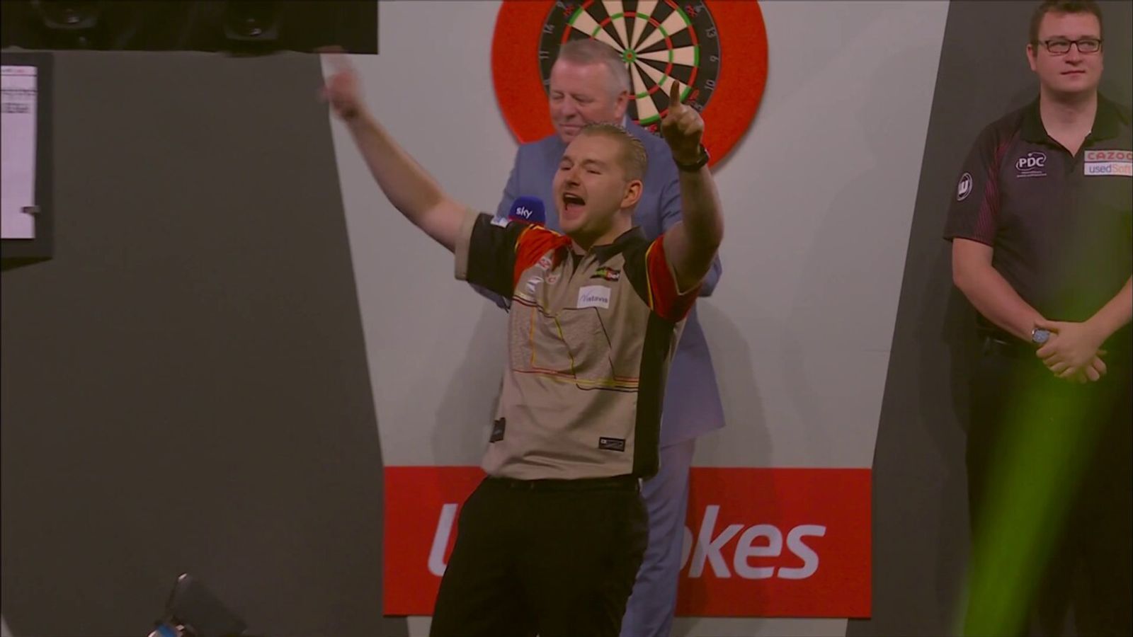 Dancing Dimitri Van den Bergh kicks off the quarters | Darts News | Sky ...