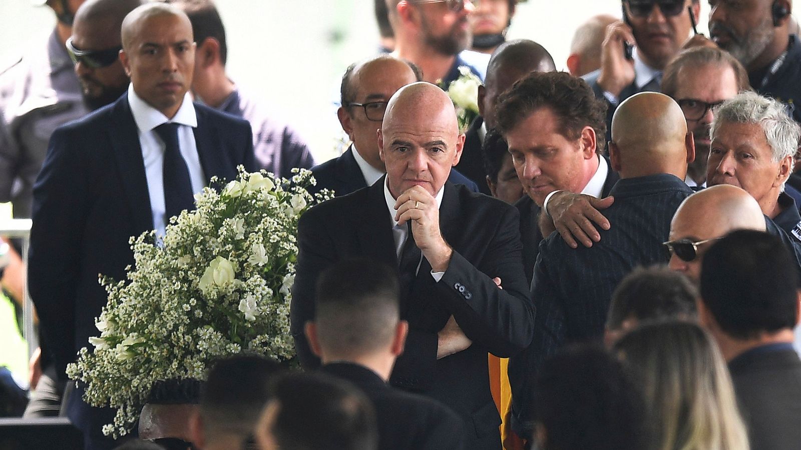 Pele funeral: Fans in their thousands queue to see hero's coffin ...