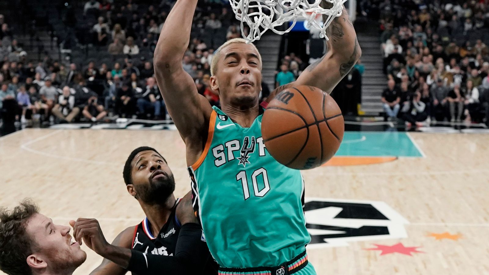 'He jumped off a trampoline' - Sochan produces massive rebound dunk ...