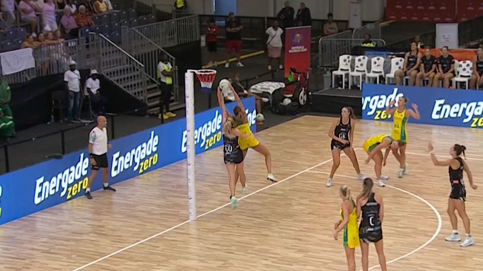Cara Koenen grabs a point seconds before the buzzer! | 'That's a classy ...