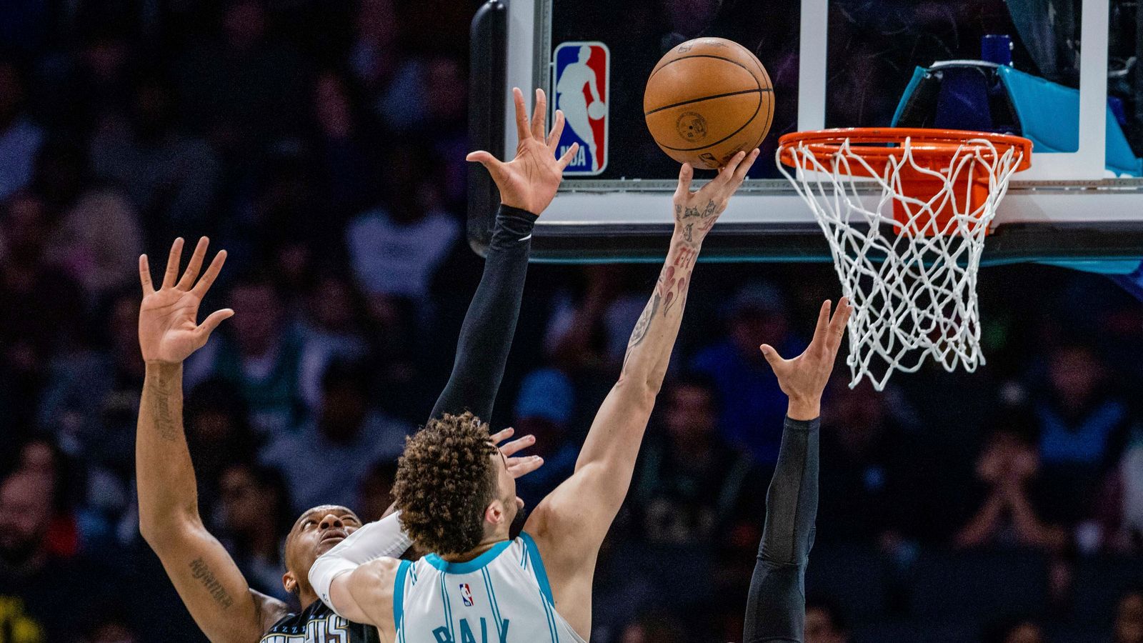 LaMelo Ball pulls off incredible assist! | NBA News | Sky Sports