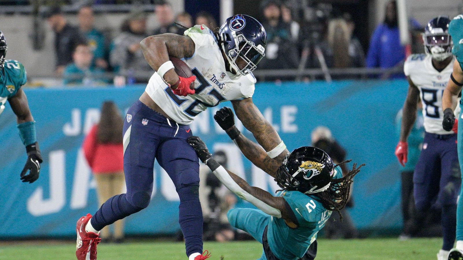 Derrick Henry throws Jags defender to ground with vicious stiff-arm ...