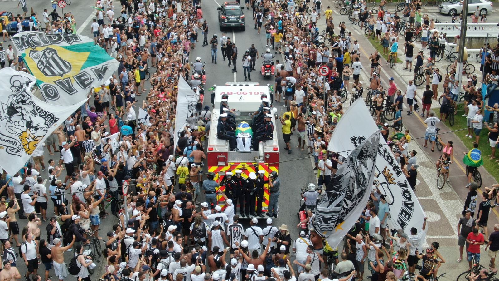 Pele funeral: Fans in their thousands queue to see hero's coffin ...