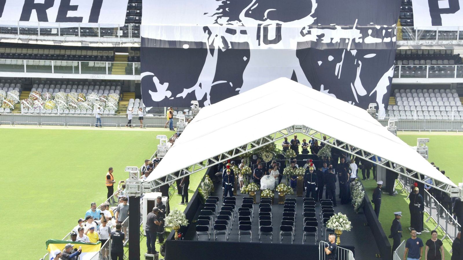 Pele funeral: Fans in their thousands queue to see hero's coffin ...