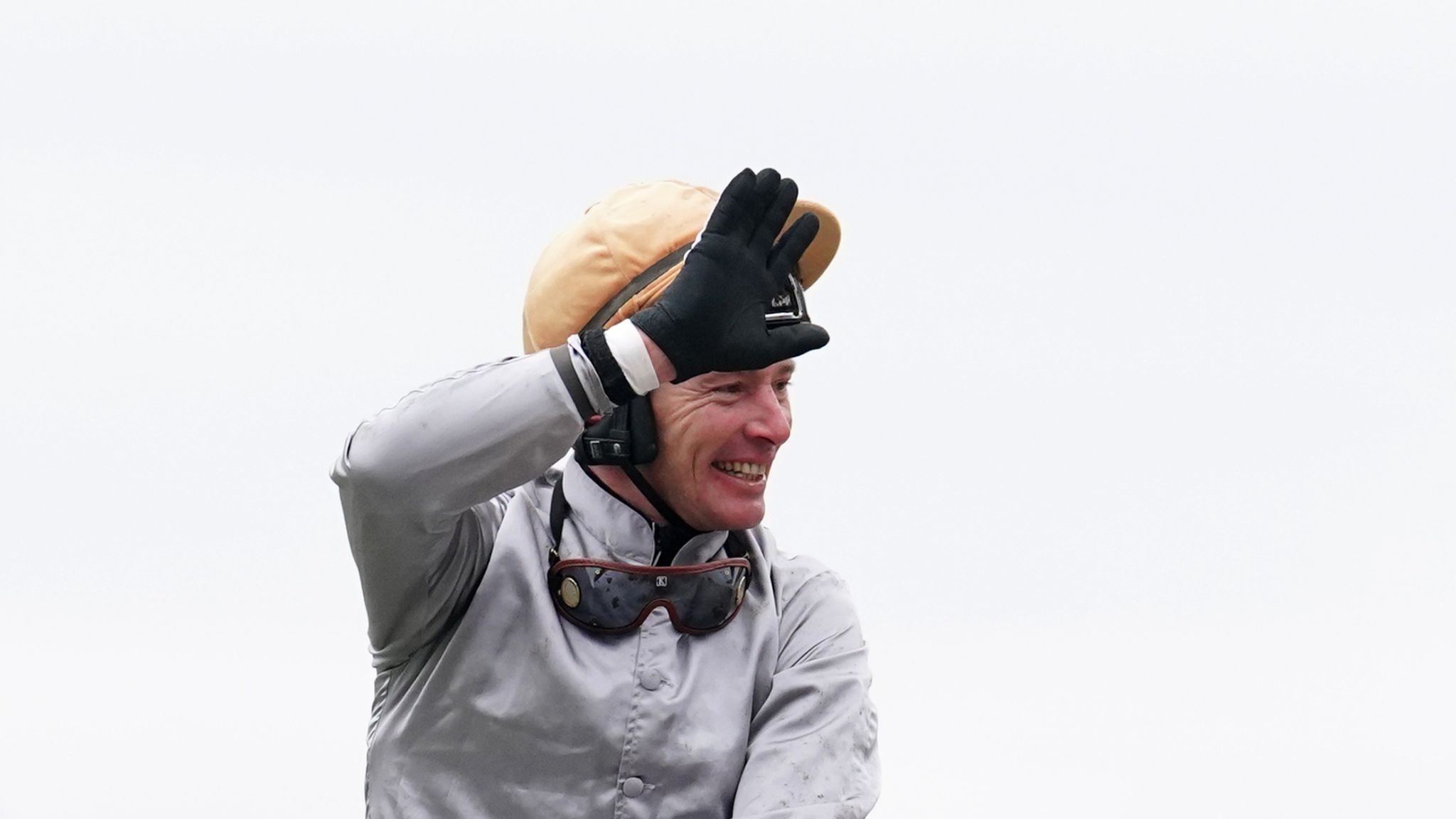 Cleeve Hurdle: Gold Tweet causes Cheltenham shock with successful ...