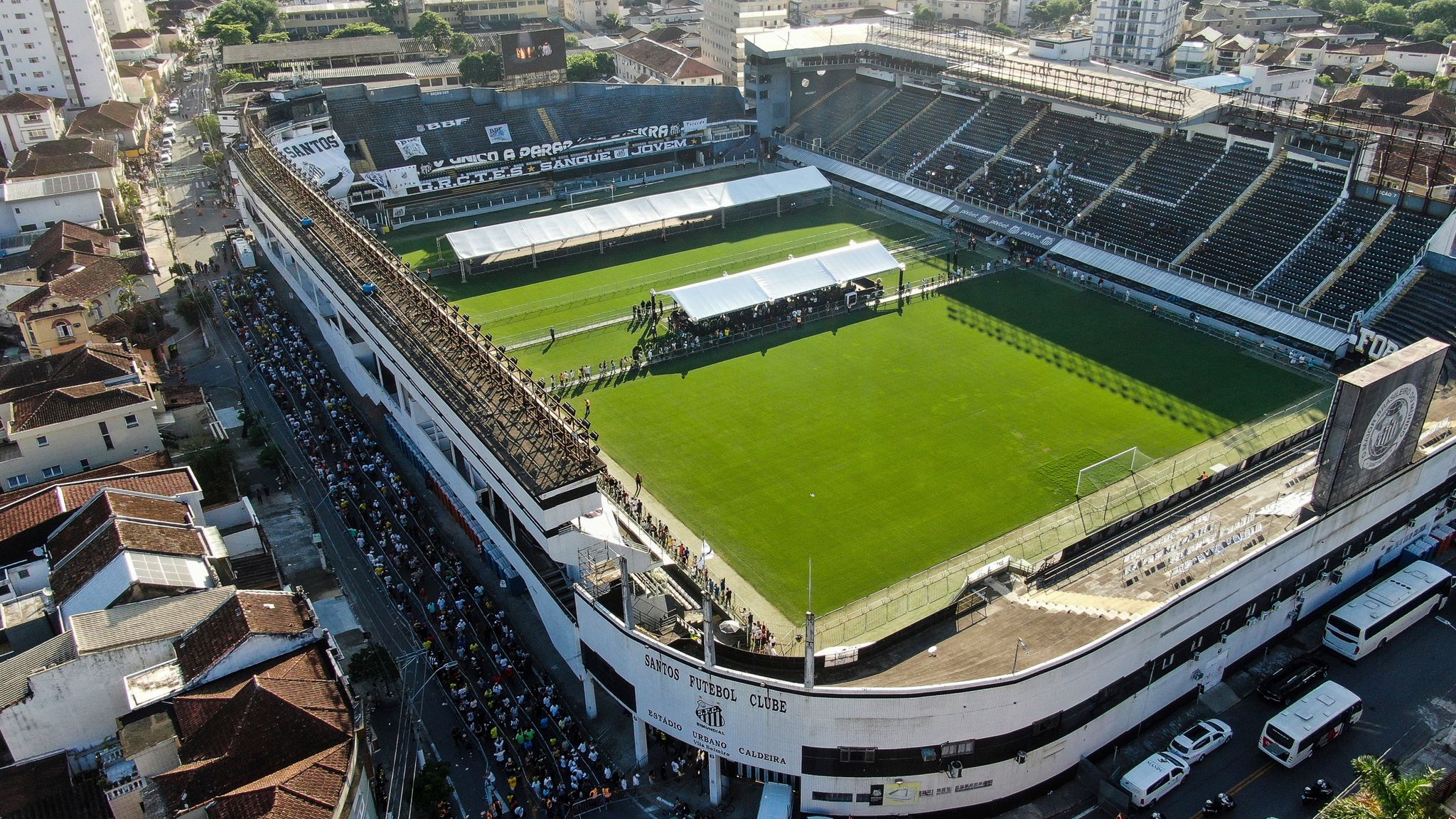 Pele funeral: Fans in their thousands queue to see hero's coffin ...