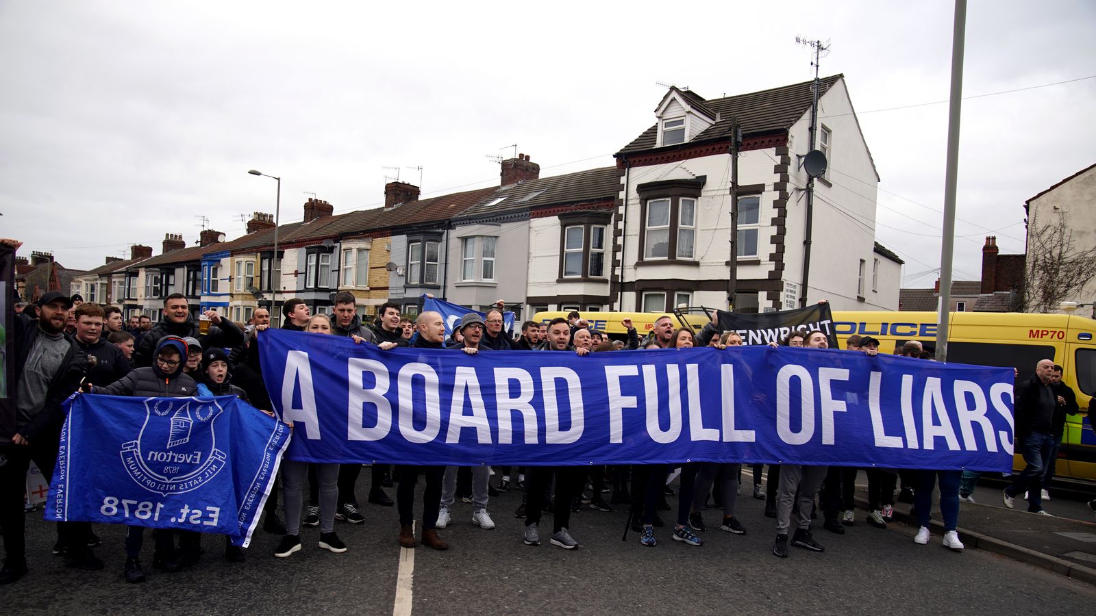 'Board full of liars' | Everton fans protest - owners not at Arsenal ...
