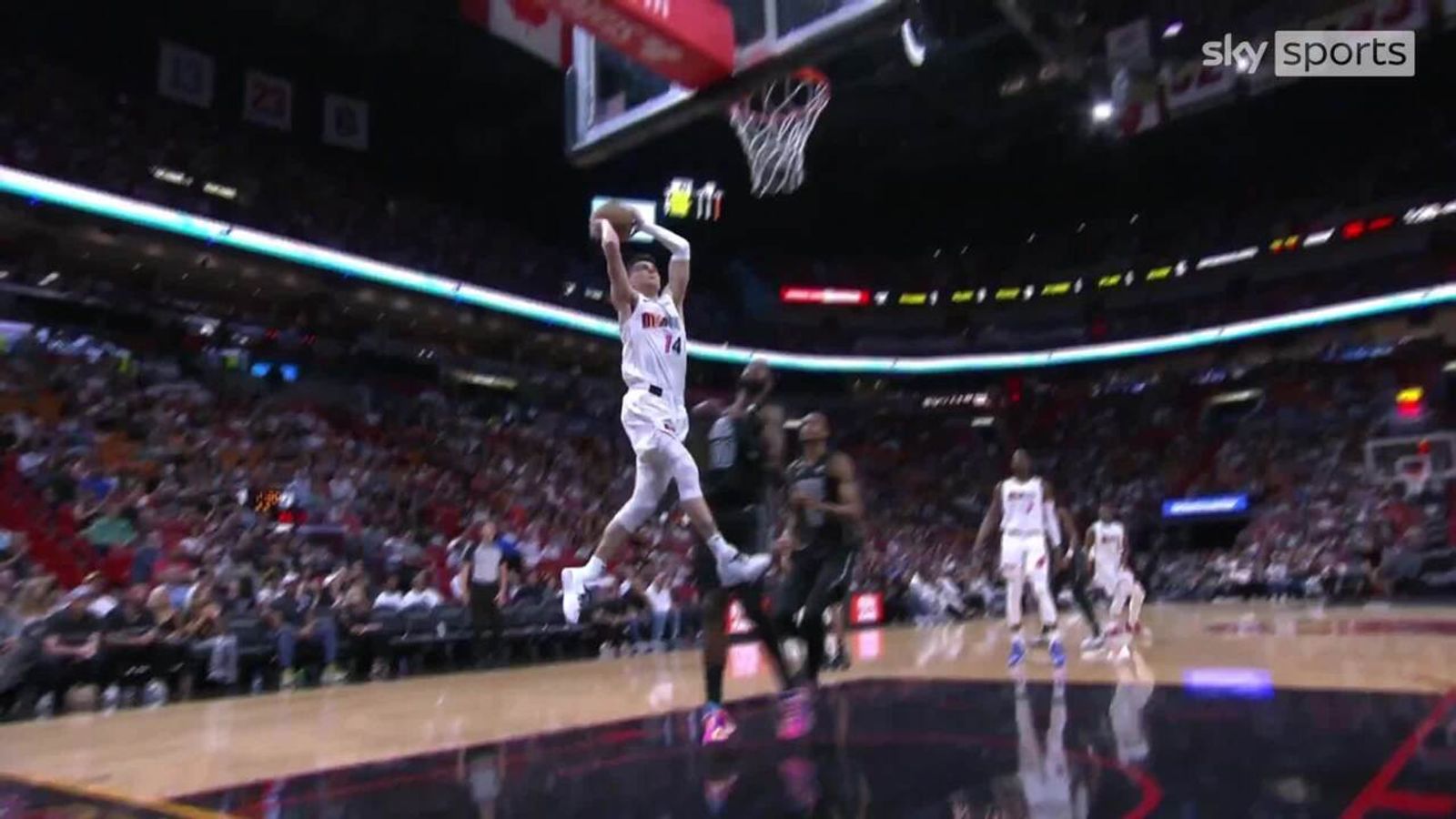 Tyler Herro slams stunning two-handed dunk | NBA News | Sky Sports