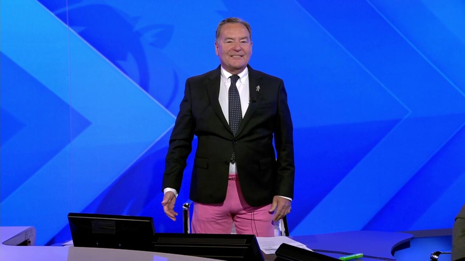 Pretty in pink? Jeff Stelling shows off new look on Soccer Saturday! | Football News | Sky Sports