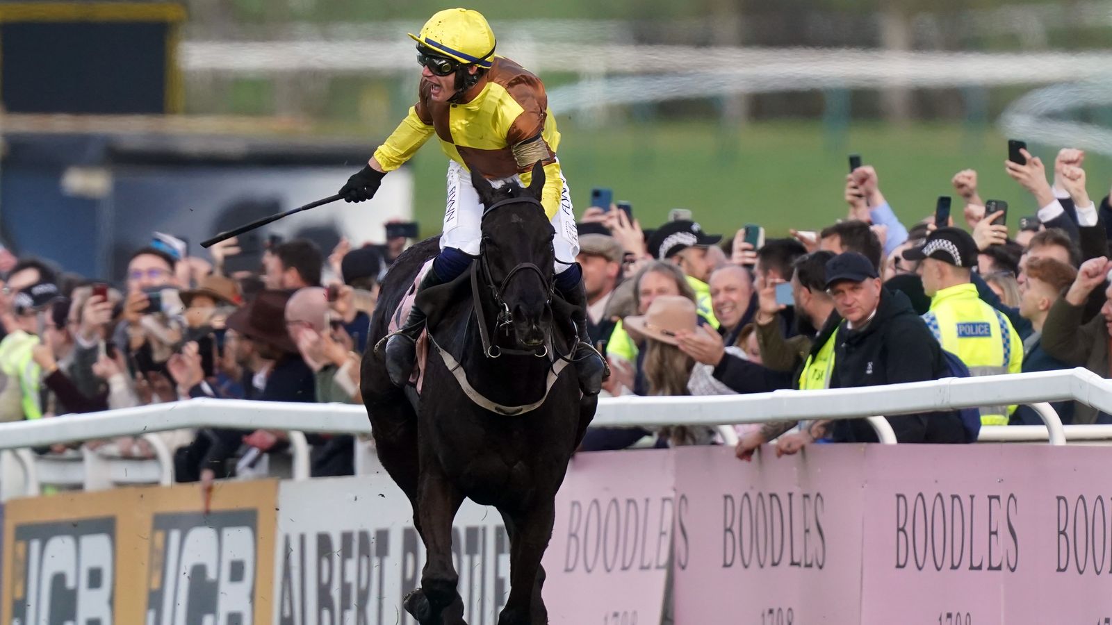 Cheltenham Gold Cup: Galopin Des Champs romps clear to land Festival ...