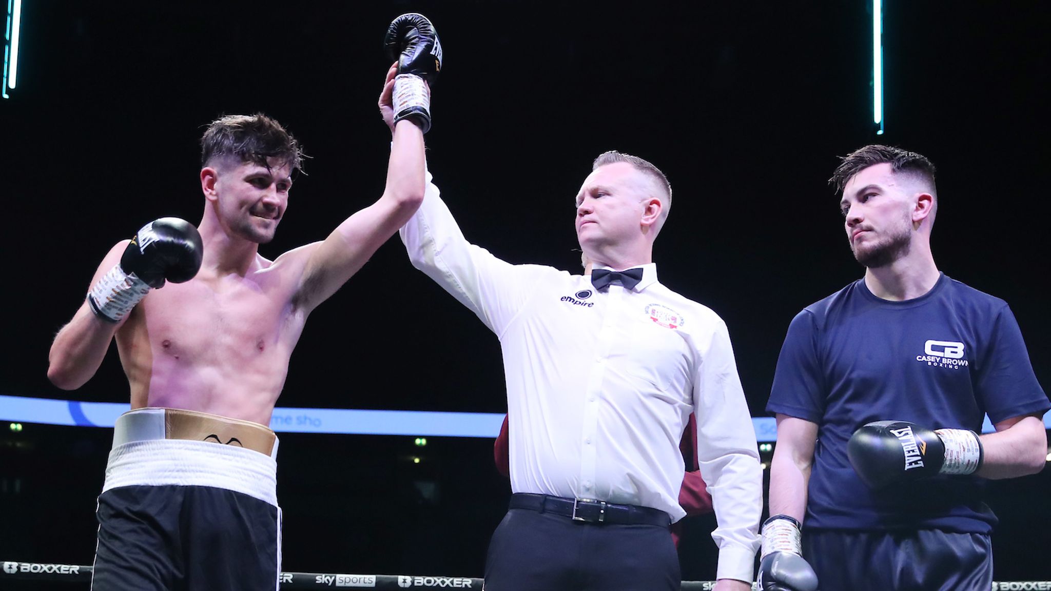 Karriss Artingstall overcomes Linzi Buczynskyj | Callum Simpson blasts down Celso Neves: 'He ...