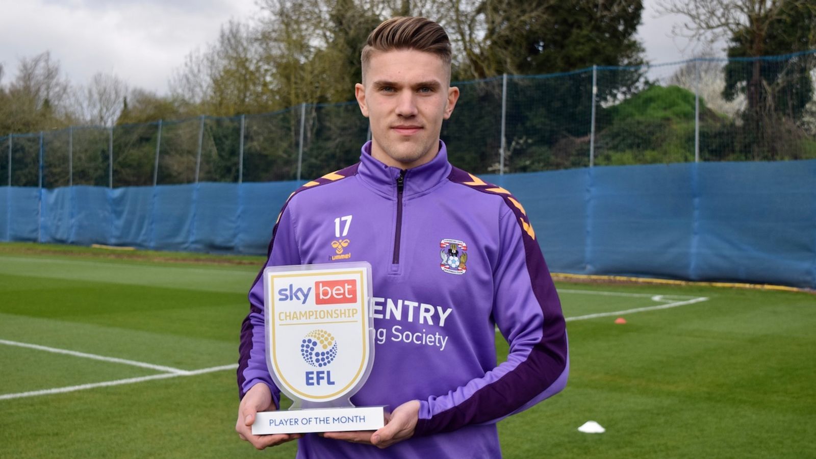 Middlesbrough manager Michael Carrick and Coventry striker Viktor ...
