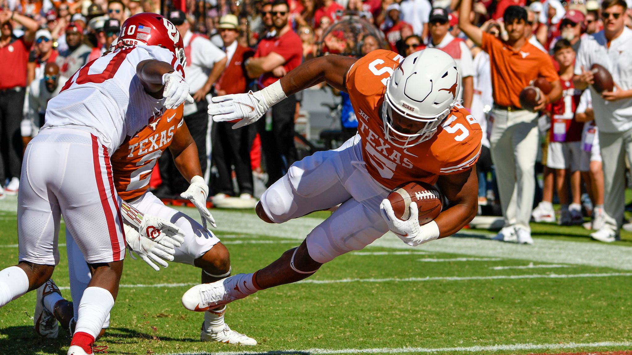 Bijan Robinson's big smile and bigger plays: Texas superstar ready to ...