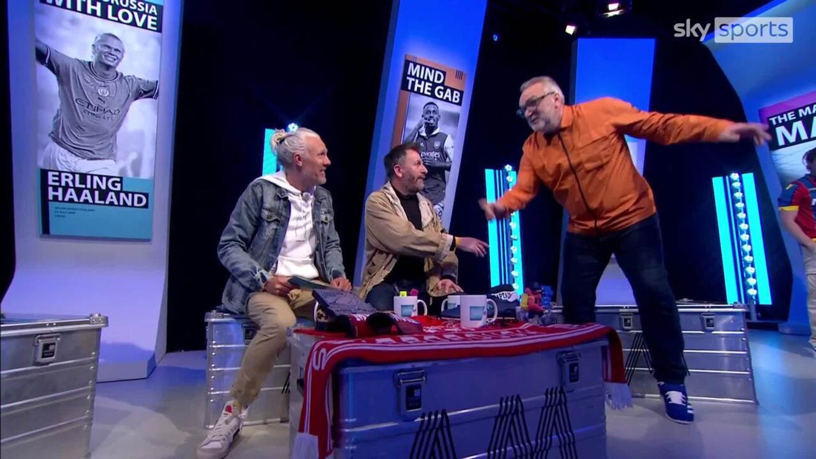 Neil 'Razor' Ruddock makes hilarious early entrance on Soccer AM | 'He ...
