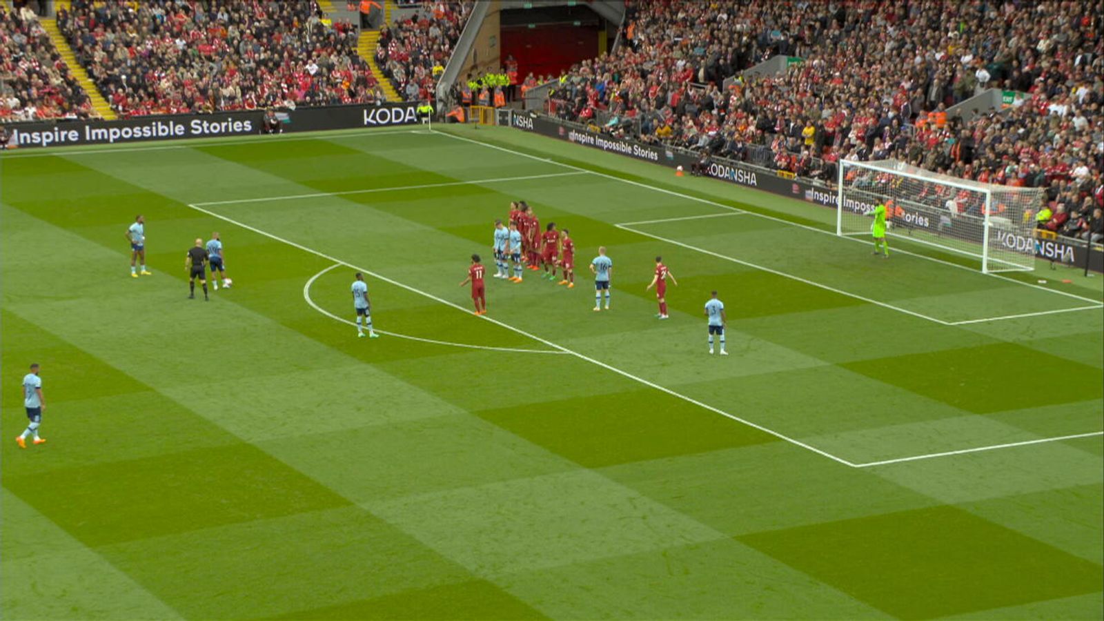 Ivan Toney smashes low free-kick just wide | Football News | Sky Sports