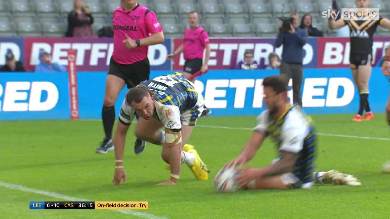 Leeds Rhinos edge ahead against Castleford Tigers | Rugby League News ...