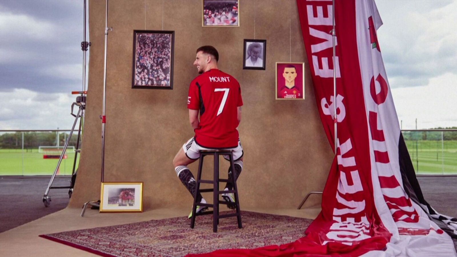 Mount arrives at Man Utd | New signing will wear iconic number 7 shirt ...