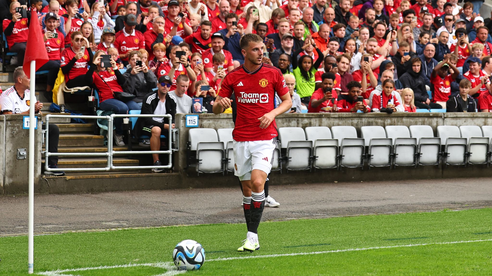 Man Utd 2-0 Leeds: Mason Mount debuts in Oslo friendly as Noam Emeran ...