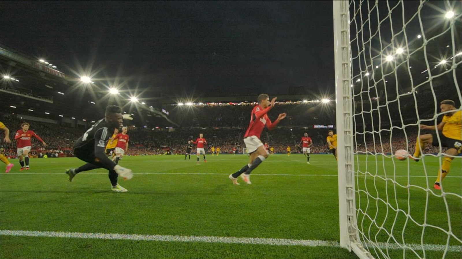 Cunha hits post from close range! | Football News | Sky Sports