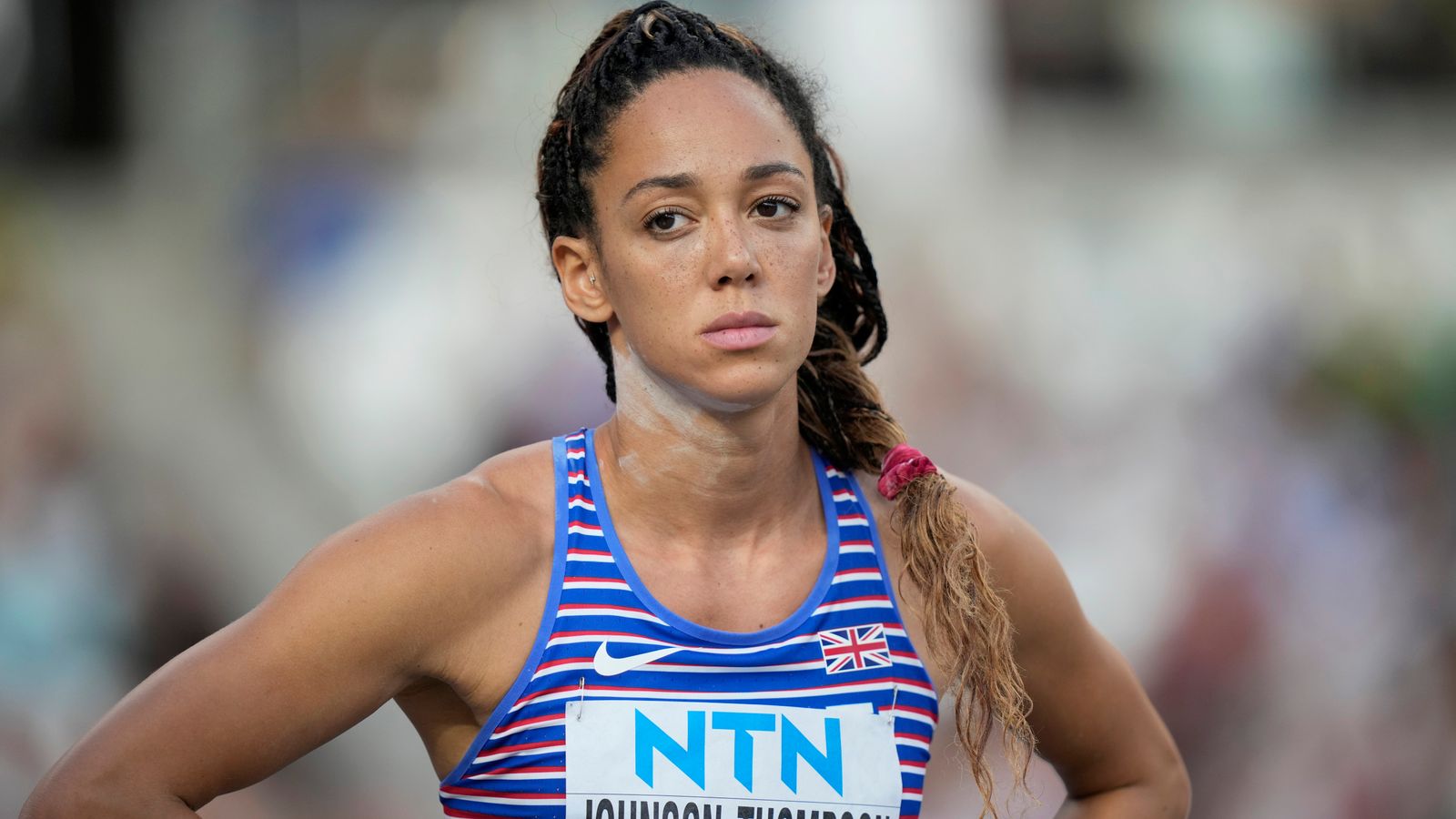 Great Britain's Katarina Johnson-Thompson closes in on heptathlon gold ...