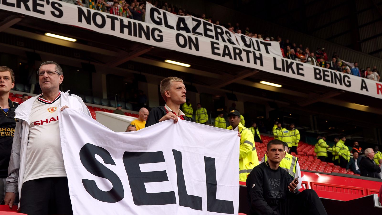 News and gossip: Man Utd fans protest against Glazers' ownership during ...