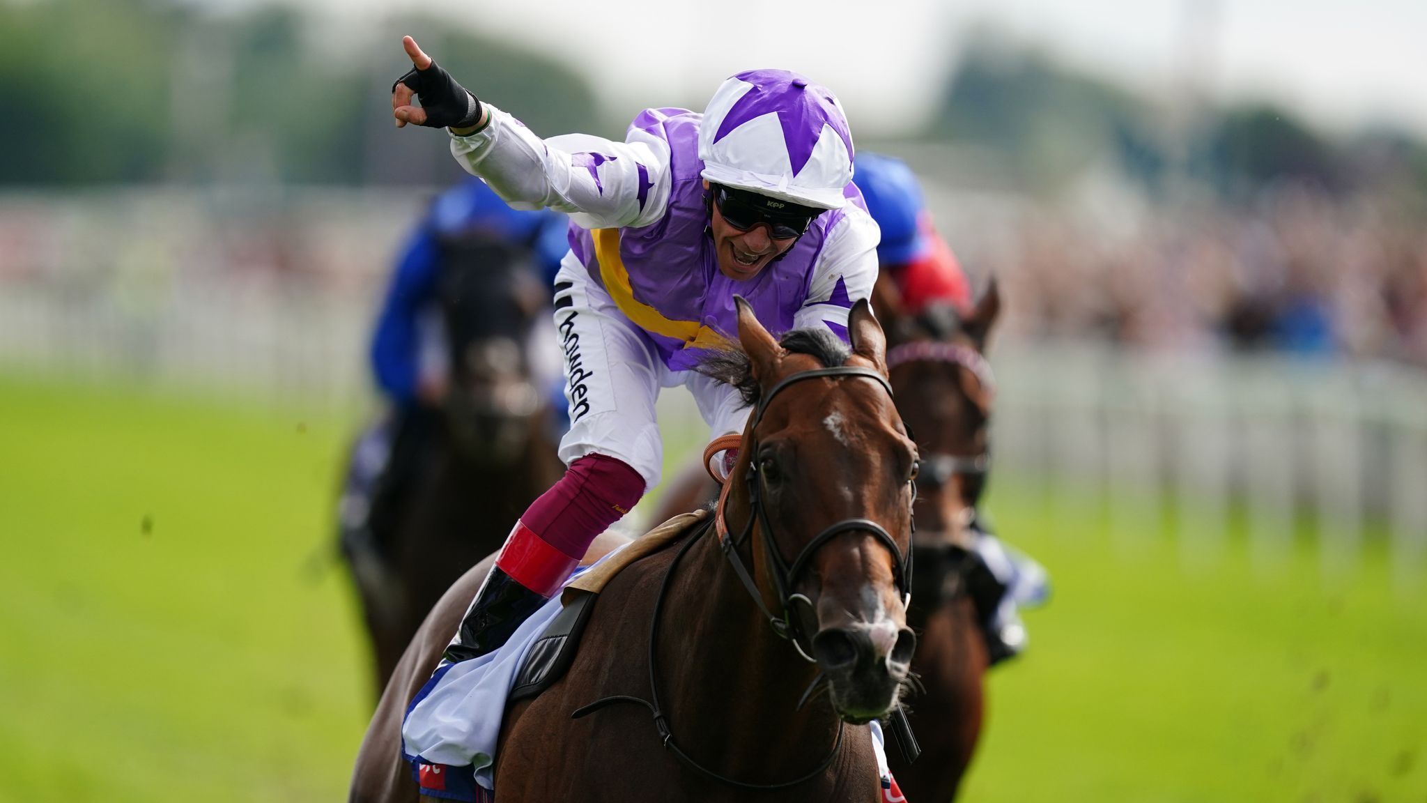 Sky Bet City of York Stakes: Frankie Dettori lands winner with Kinross ...