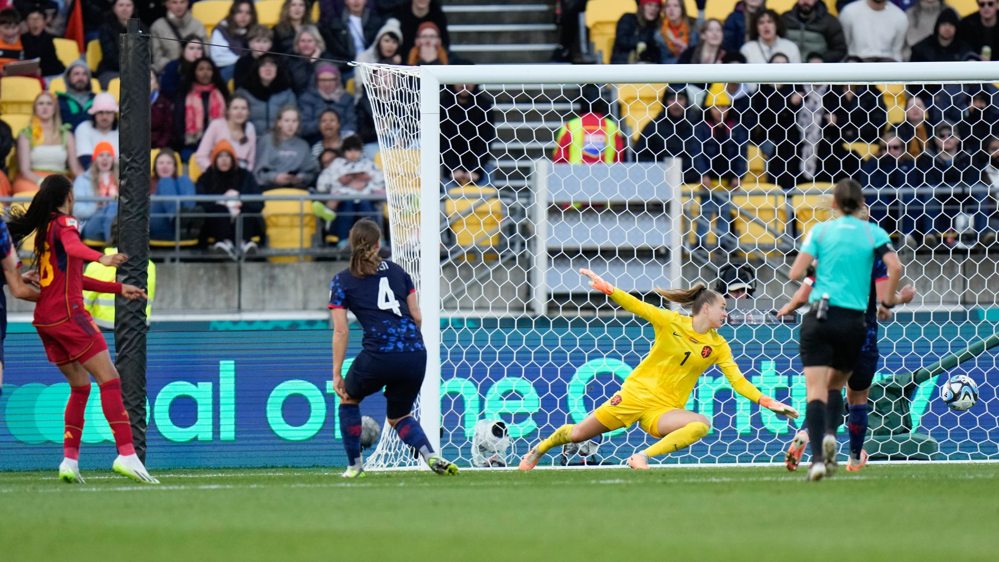 Spain 2-1 Netherlands: Salma Paralluelo scores extra-time winner to ...