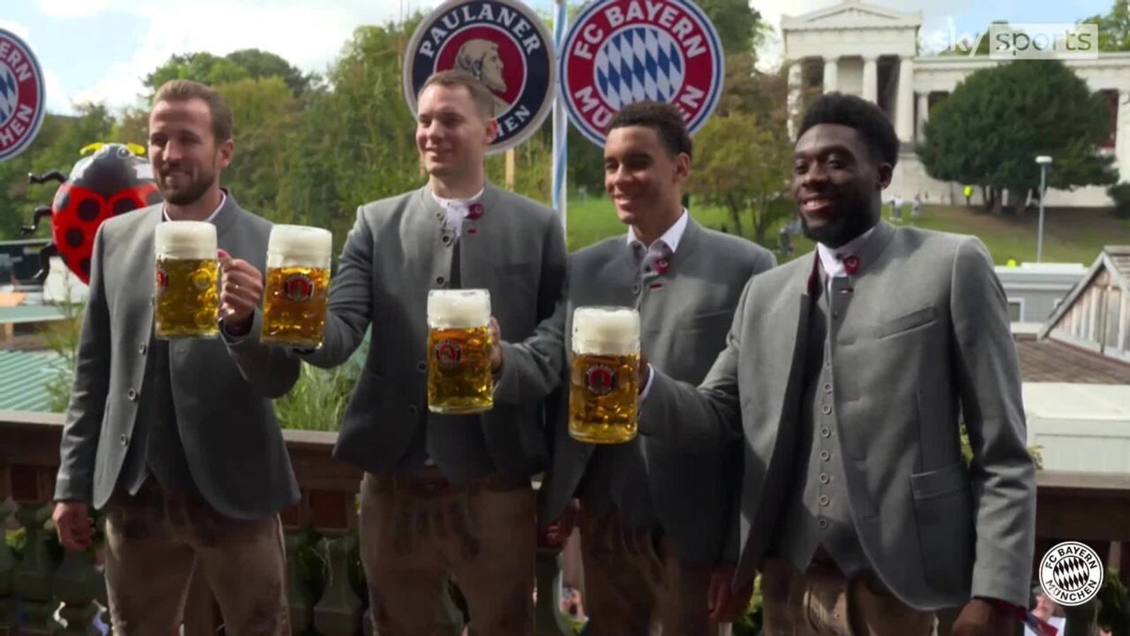 Kane enjoys his first Oktoberfest with Bayern Munich teammates ...