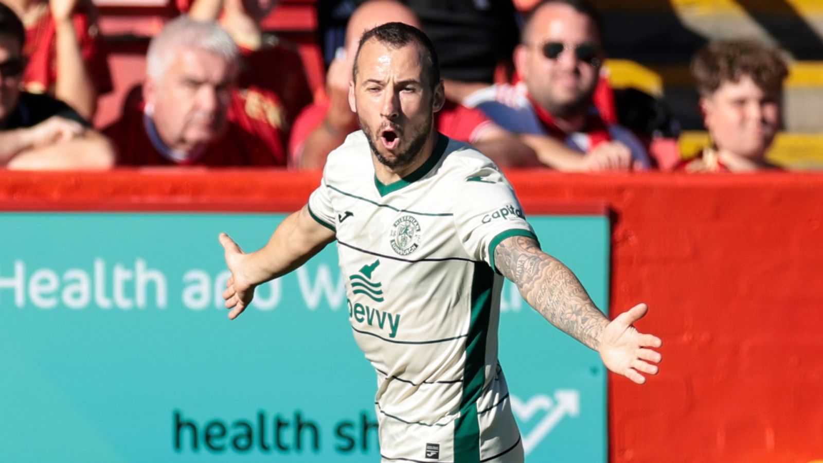 Aberdeen 0-2 Hibernian: Managerless visitors beat Dons to claim first ...