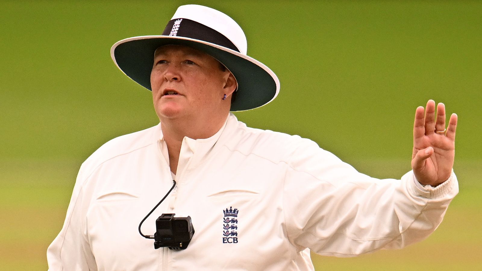 Sue Redfern: Umpire makes history at County Championship match at ...