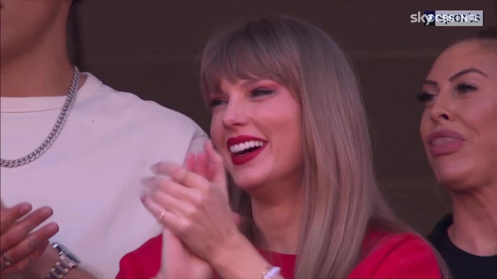 Taylor Swift cheers Travis Kelce onto the field | NFL News | Sky Sports