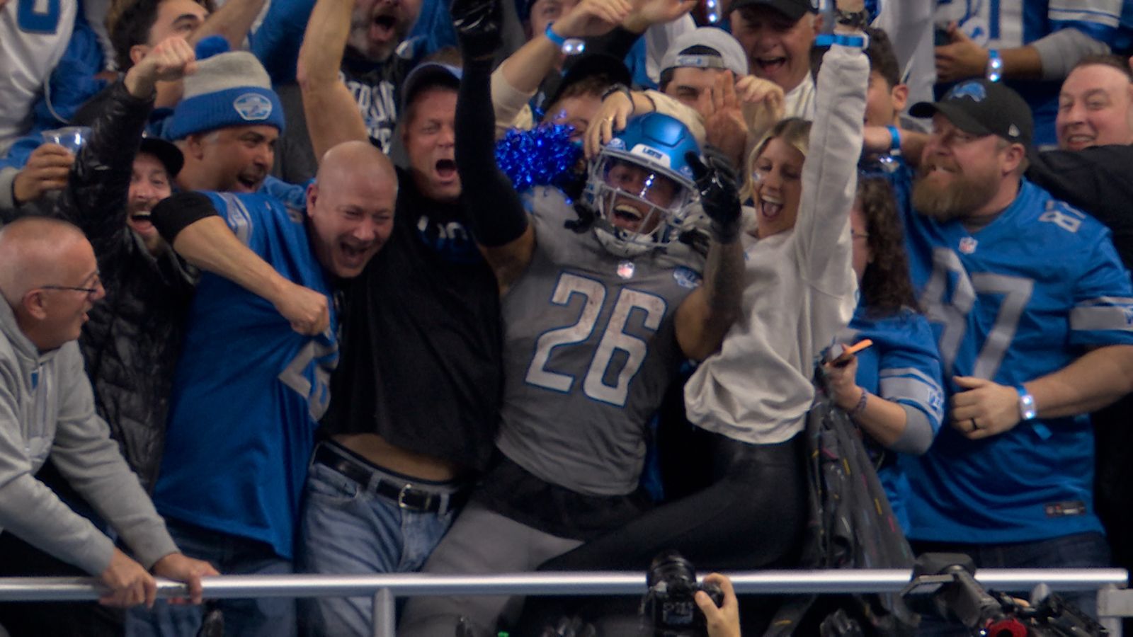 Jahmyr Gibbs leaps into crowd after 27-yard touchdown for Detroit Lions ...
