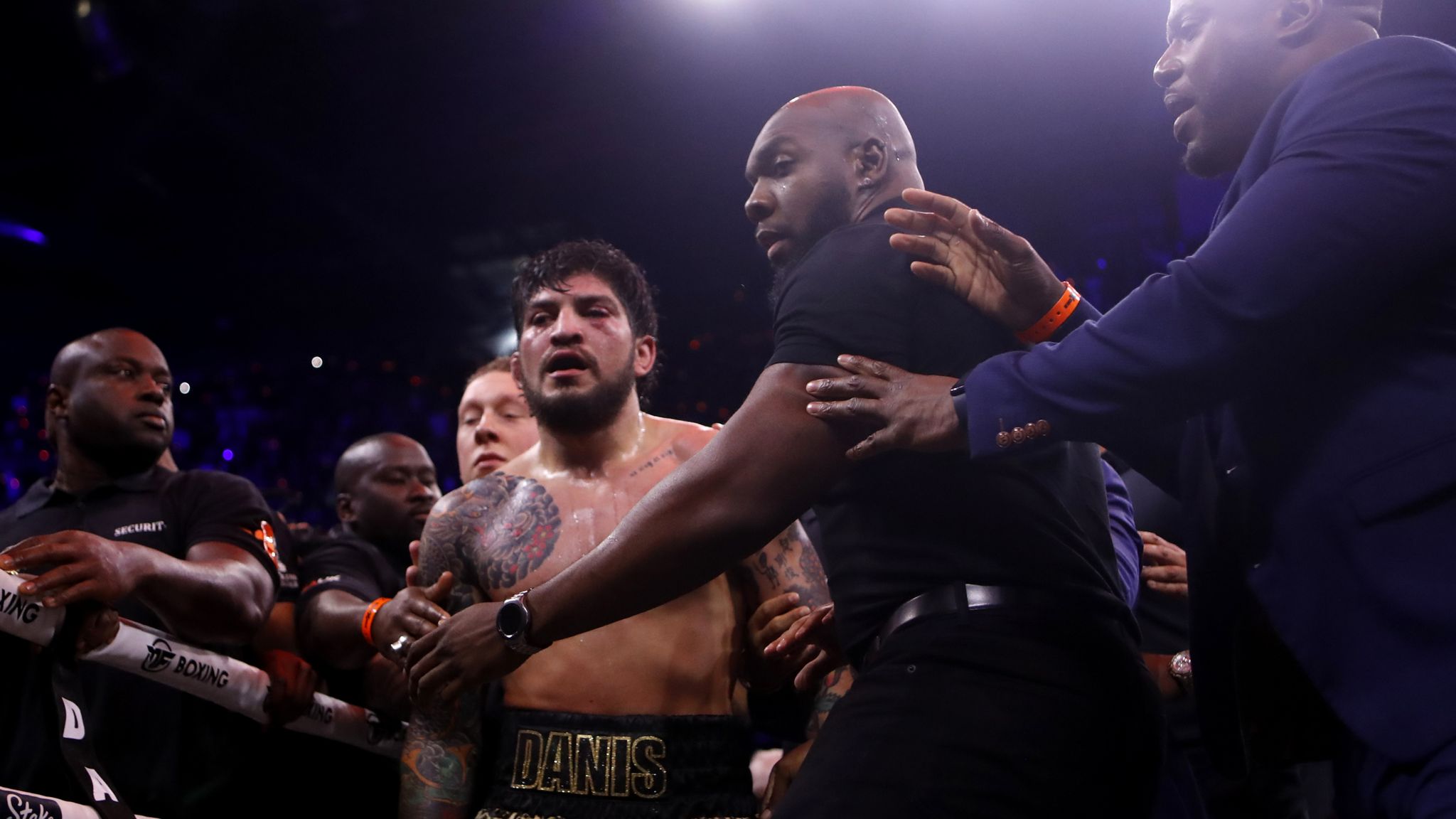 Logan Paul defeats Dillon Danis by disqualification as fight ends in ...