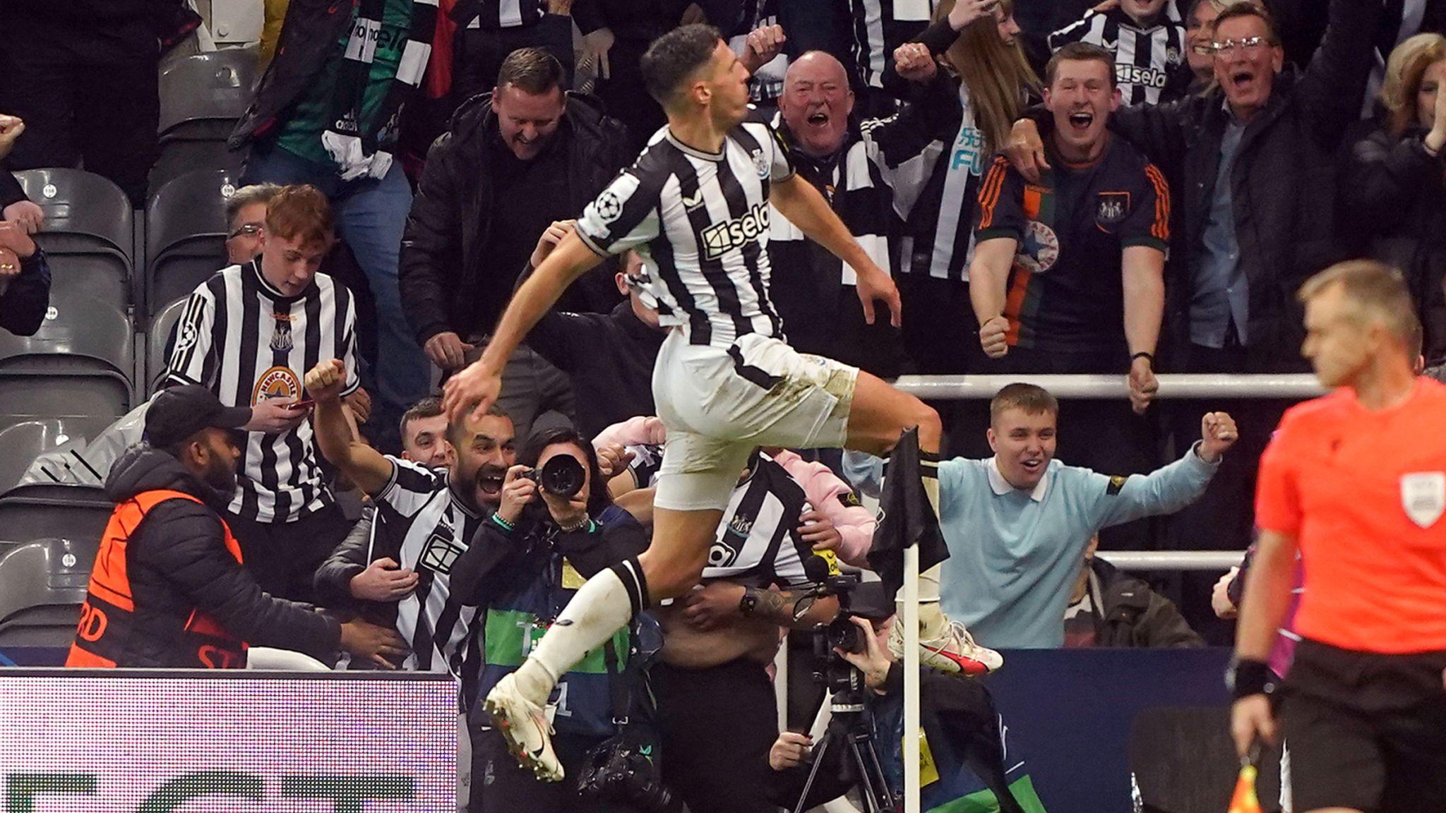 Newcastle 4-1 PSG: Fabian Schar's long-range stunner caps historic ...