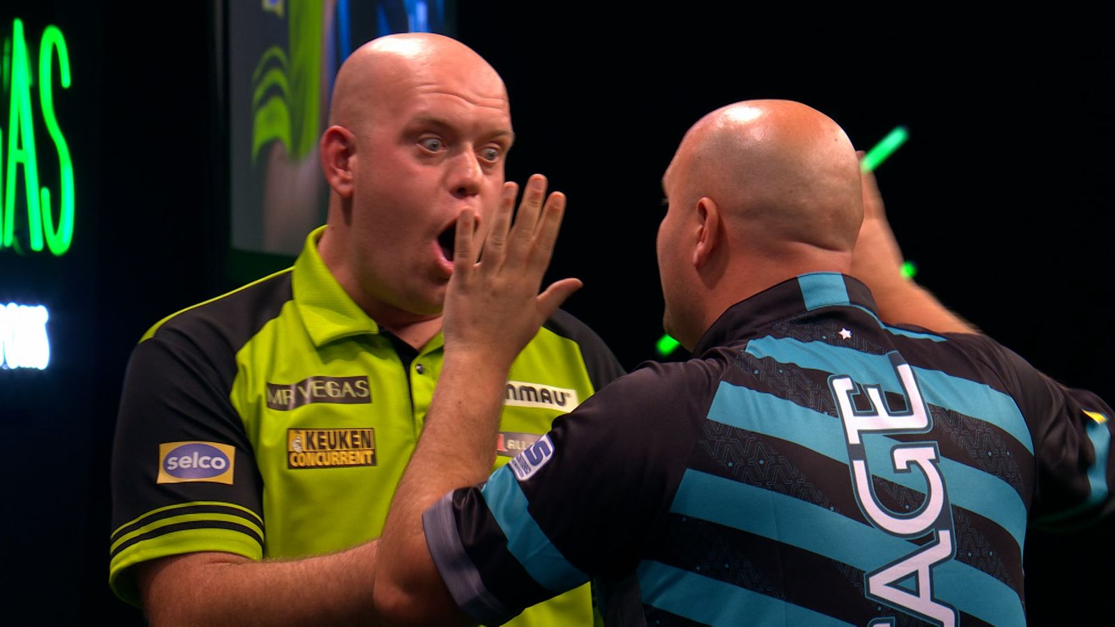 What were they talking about?! Rob Cross & Michael van Gerwen in ...