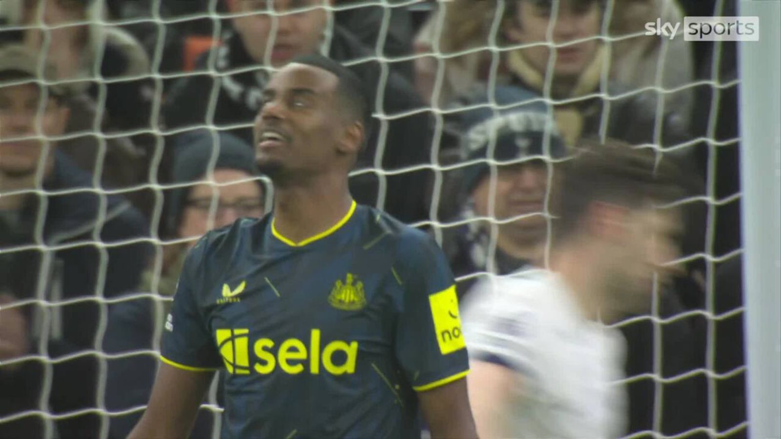 Alexander Isak misses from close range | Football News | Sky Sports