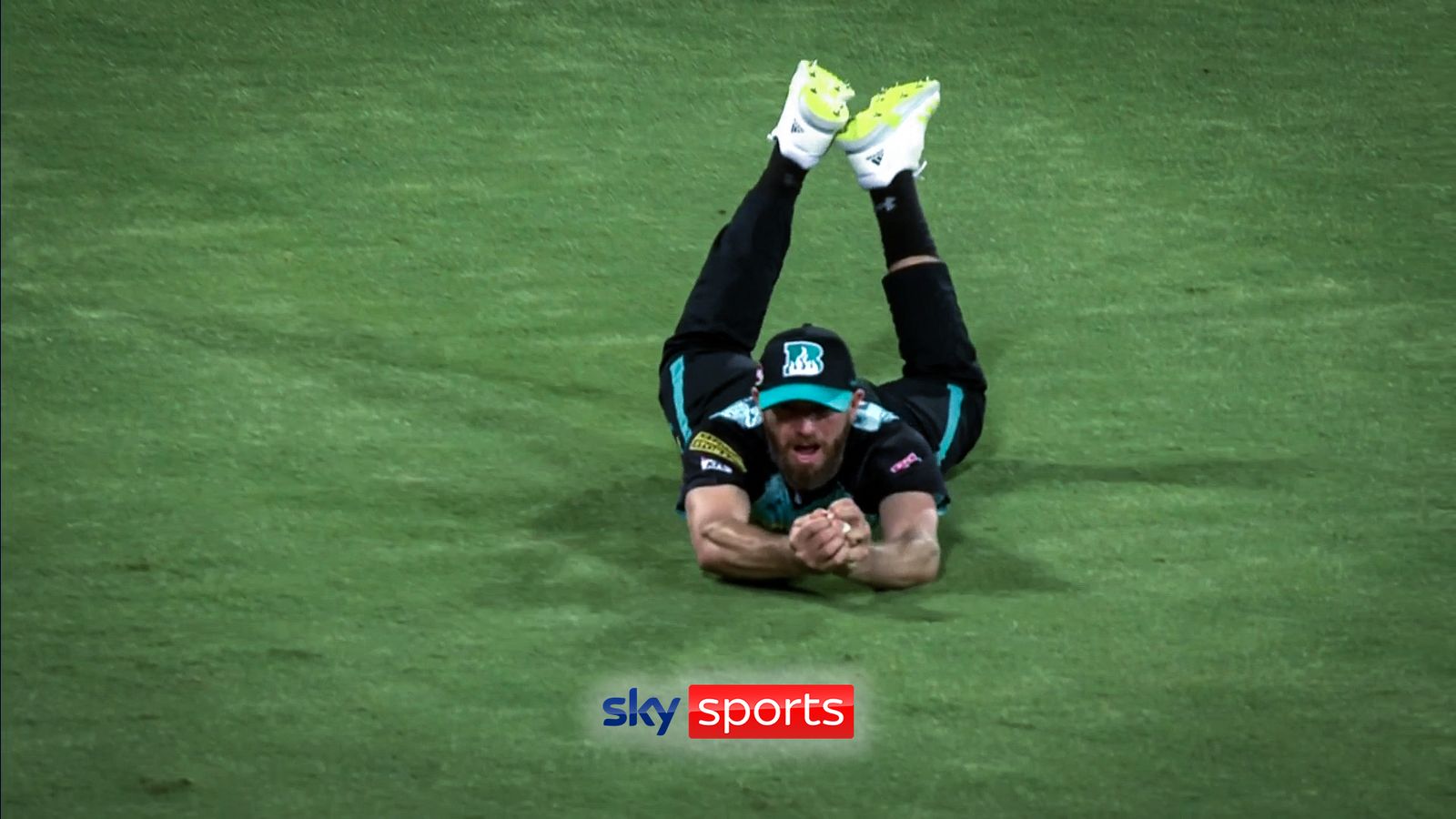 Michael Neser takes dramatic diving catch off Paul Walter for Brisbane Heat in Big Bash League ...