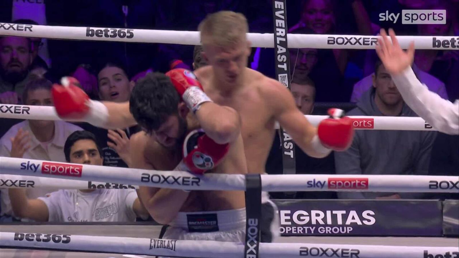 Bizarre stoppage as Mamedov turns away from fight! | Boxing News | Sky Sports