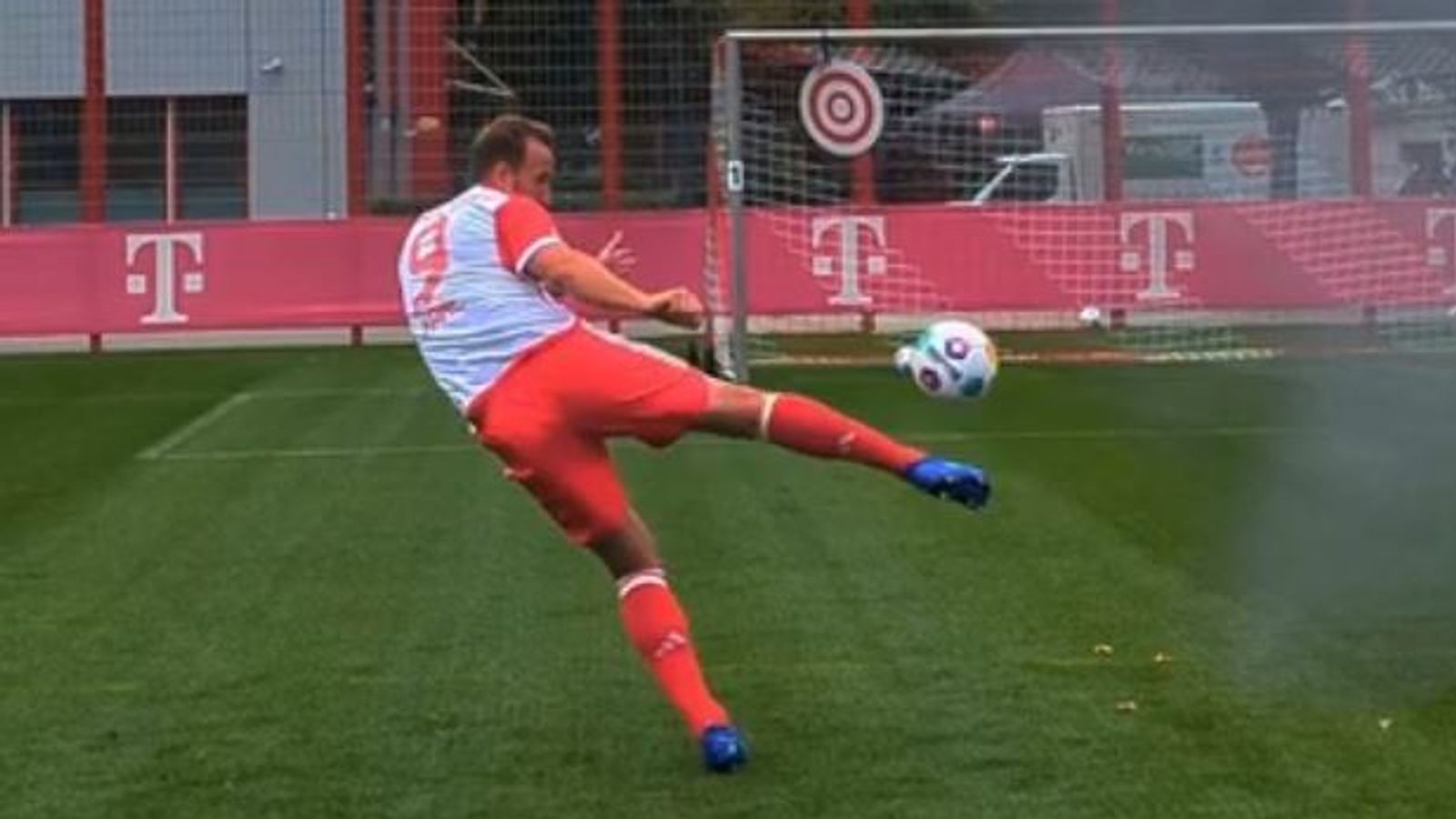 Watch out Bundesliga! Harry Kane practices in a... hurricane ...