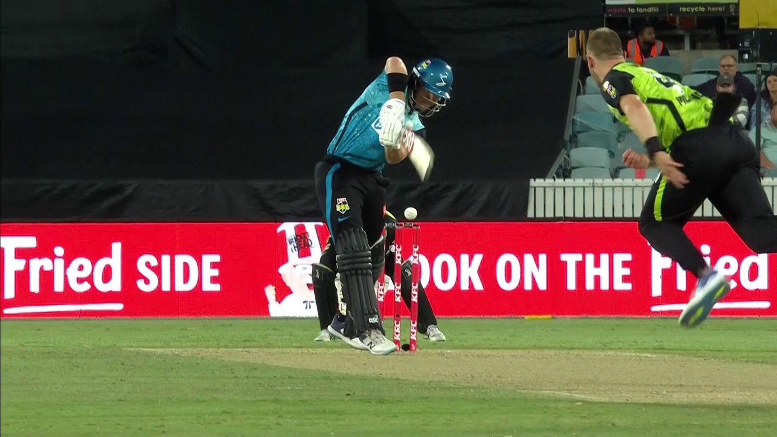 'They must be heavy bails!' | D'Arcy Short gets away with one in BBL ...