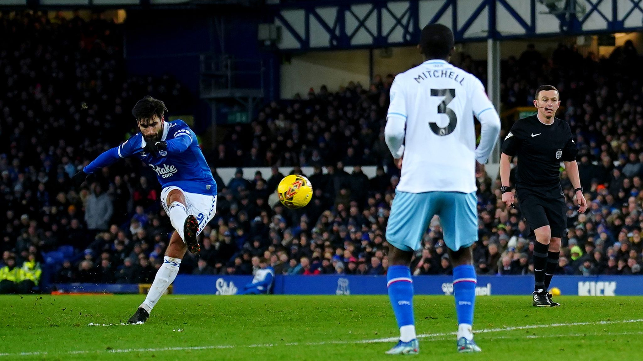 Everton 1-0 Crystal Palace: Andre Gomes free-kick earns Toffees FA Cup third-round replay ...