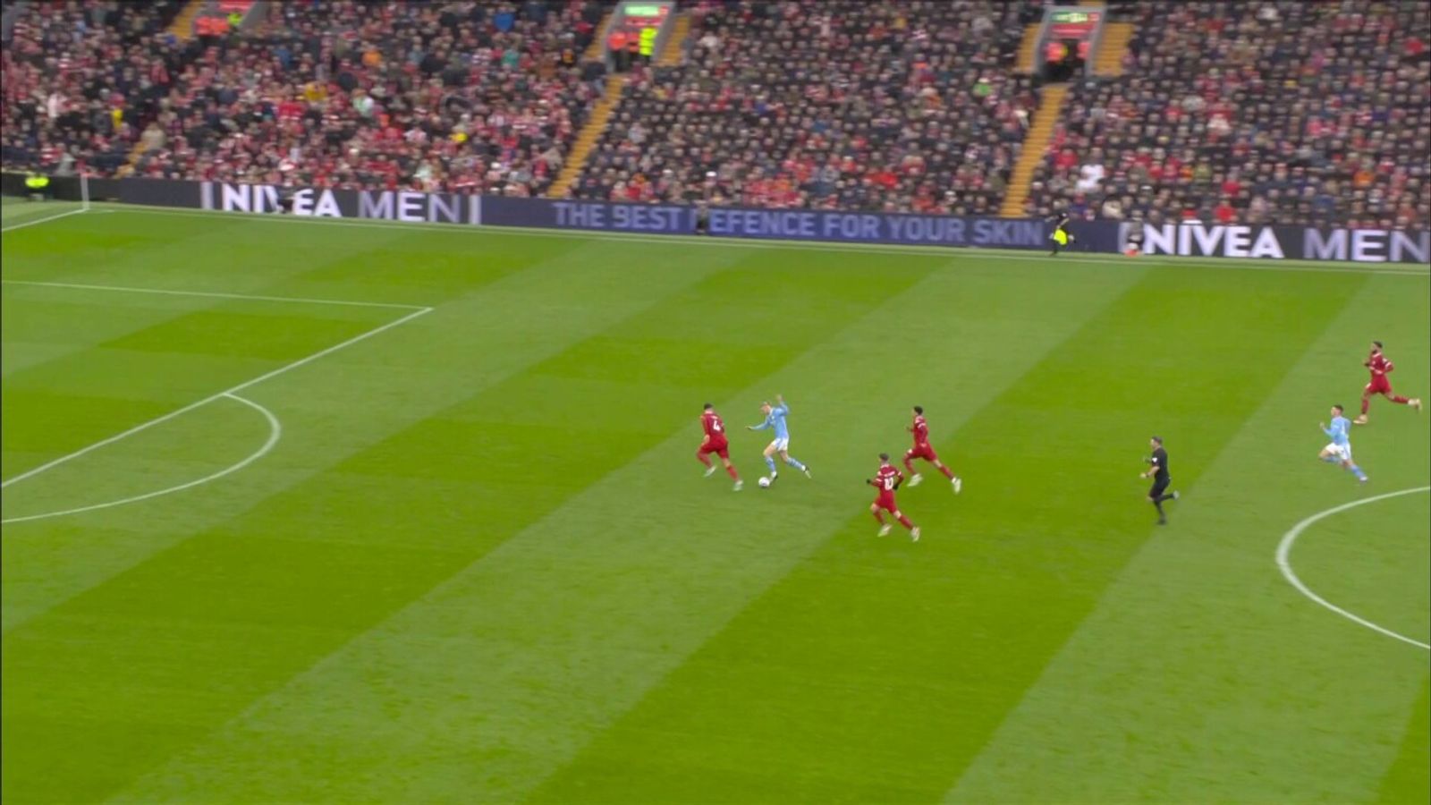 'Two juggernauts going for it'! | Erling Haaland vs Virgil van Dijk ...