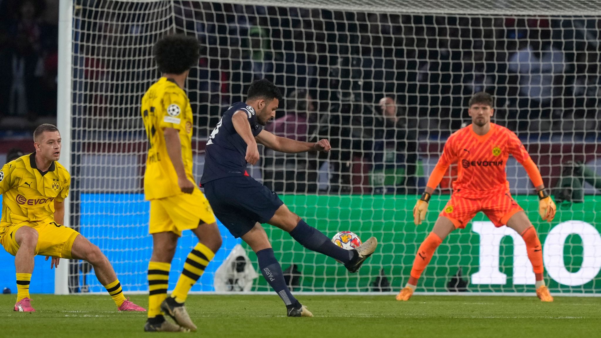 PSG 0-1 Borussia Dortmund (0-2 agg): Mats Hummels header sends ...